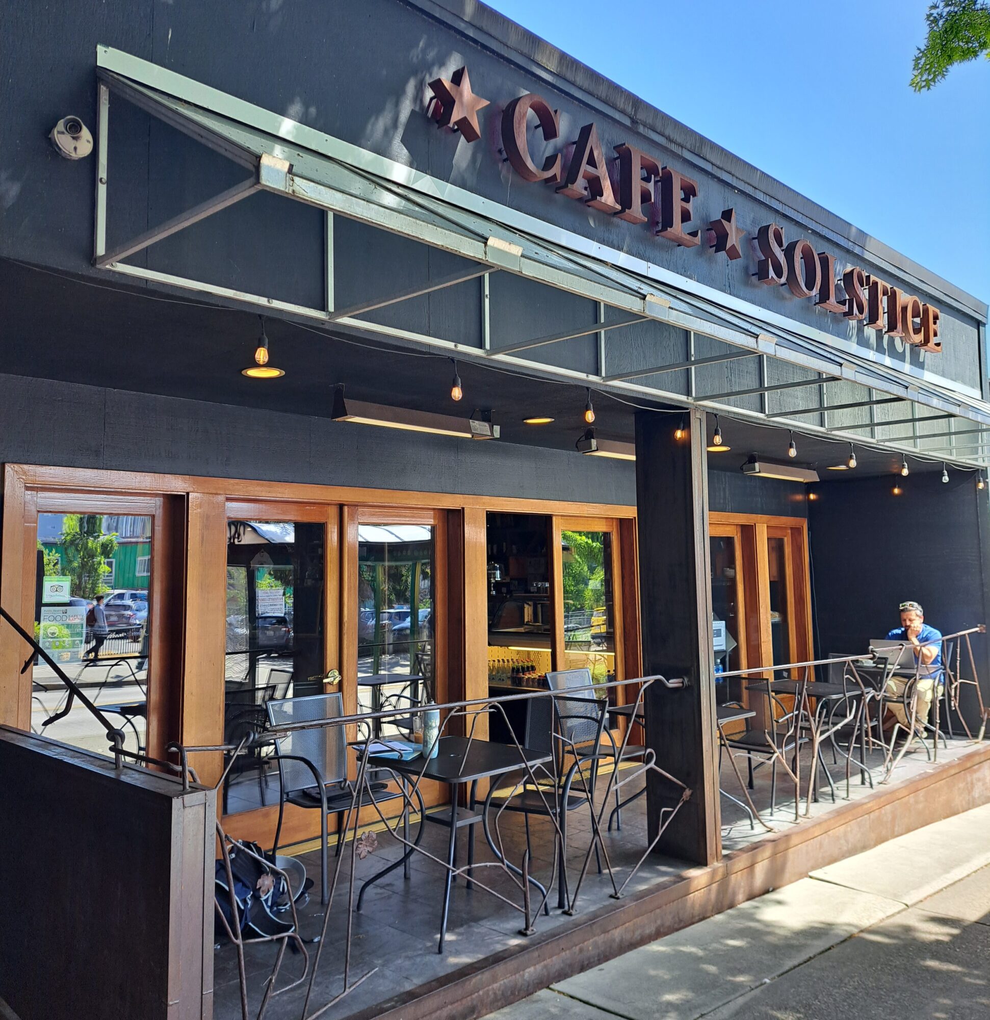 Enjoy Outdoor Dining In The U District This Summer | U District Seattle
