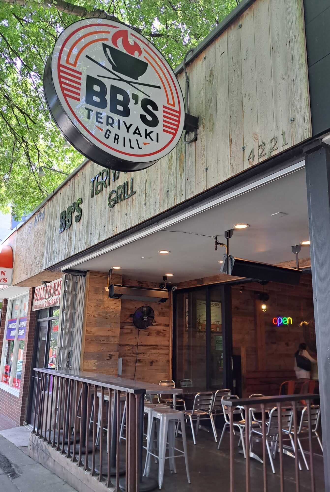 Enjoy Outdoor Dining in the U District this Summer | U District Seattle